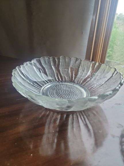 Rippled edges glass fruit bowl - Advantage Auction