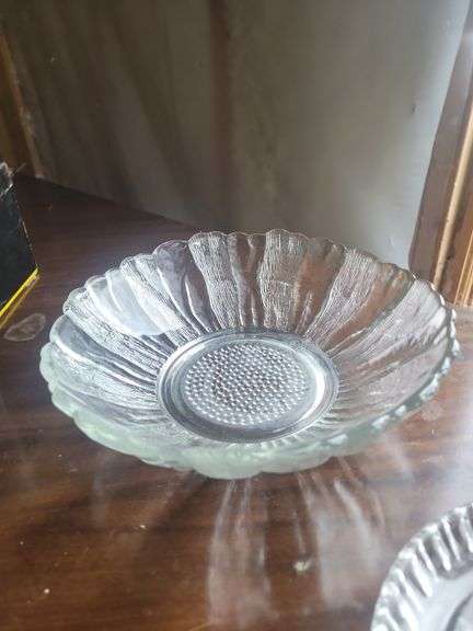 Rippled edges glass fruit bowl - Advantage Auction