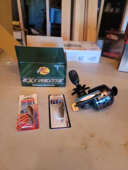 Extremecast spin cast reel, two rebel lures - Advantage Auction