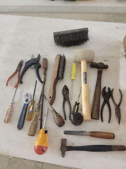 Needle nose pliers, wire brush, hammer, pliers, rubber mallet - Advantage Auction