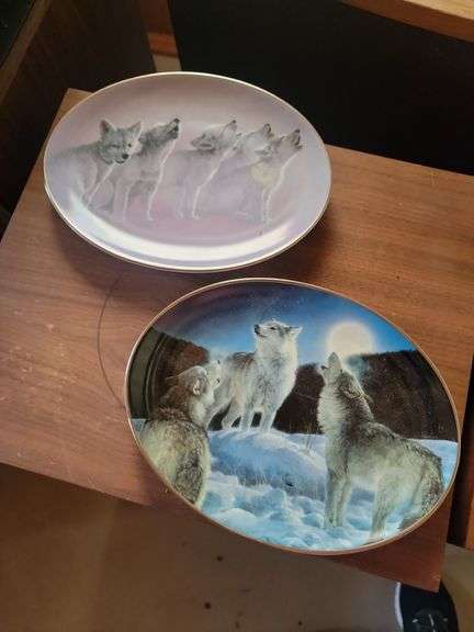 Two wolf plates - Advantage Auction