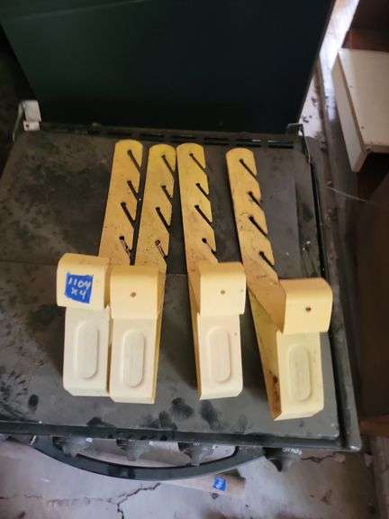 Four yellow roofing brackets - Advantage Auction