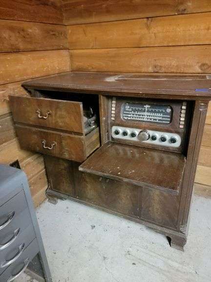 Antique Scott record player / radio combo - Advantage Auction