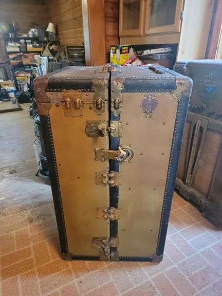 Royal robe Seward trunk - Advantage Auction