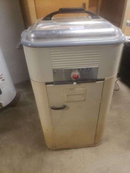 Westinghouse Roaster And Cabinet - Baer Auctioneers - Realty, LLC