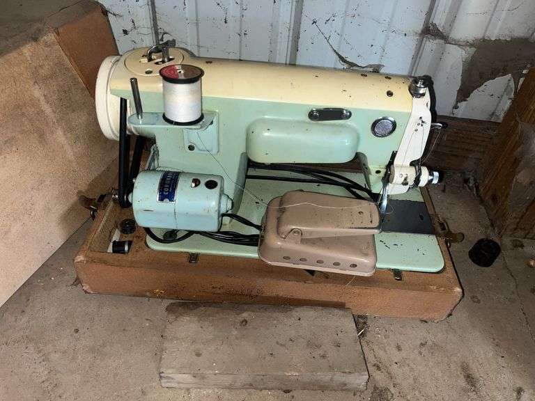 Coronado Sewing Machine With Foot Pedal & Accessoties - Baer ...