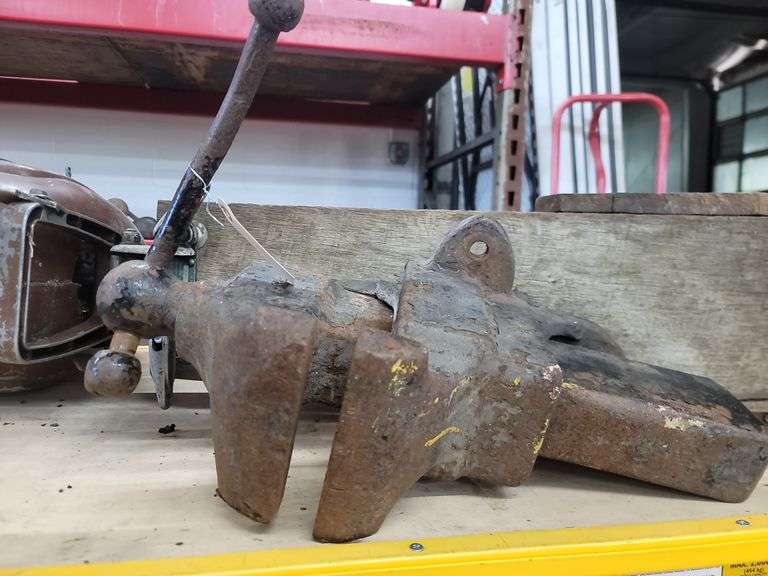 Large Vintage Bench Vise - Baer Auctioneers - Realty, LLC