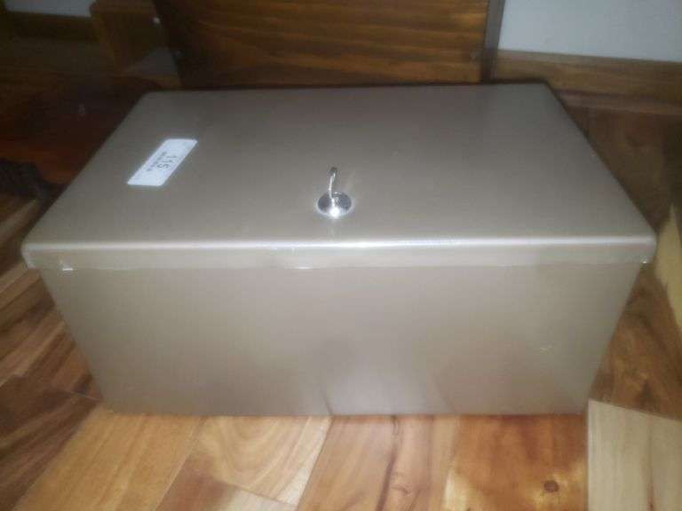 Metal Lockbox With Key - Baer Auctioneers - Realty, LLC
