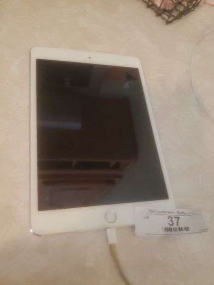 Apple IPad (Works) - Baer Auctioneers - Realty, LLC