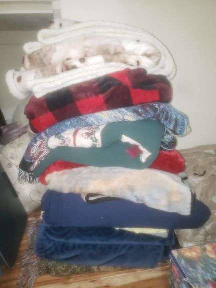 Blankets, Computer Lap Desk, And Shoe Rack - Baer Auctioneers - Realty, LLC