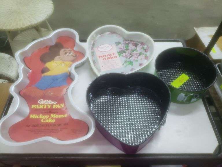 7 Cake Pans, Mickey Mouse, Hearts, And Circular - Baer Auctioneers ...