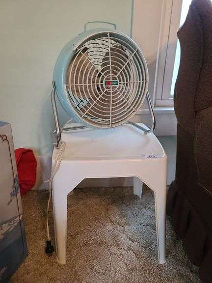 Kmart Single Speed Fan (Works) and Plastic End Table - Baer Auctioneers ...