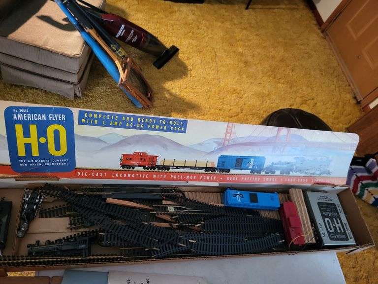 American Flyer HO Train Set W/ Paper Houses - Baer Auctioneers - Realty ...
