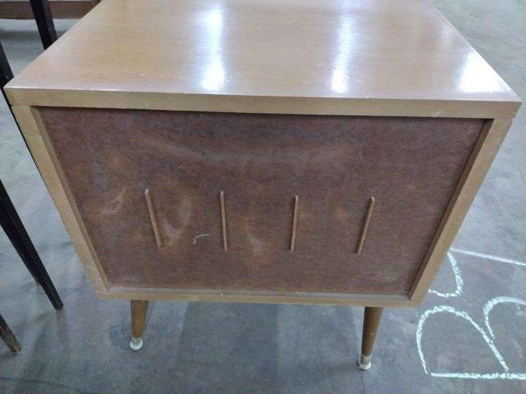 MCM Record Stand - Baer Auctioneers - Realty, LLC