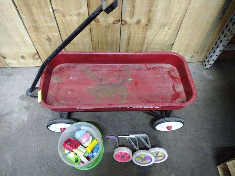 Radio Flyer Red Wagon, Bucket of Sidewalk Chalk & 3 Training Wheels ...