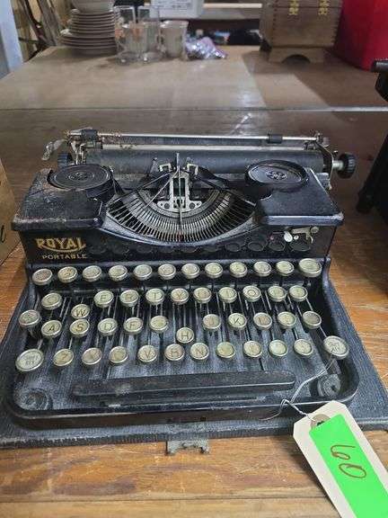 Antique Royal Portable Model P Typewriter - Baer Auctioneers - Realty, LLC