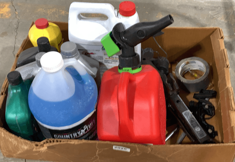 Box of assorted automotive items - Black And Gold Auctions