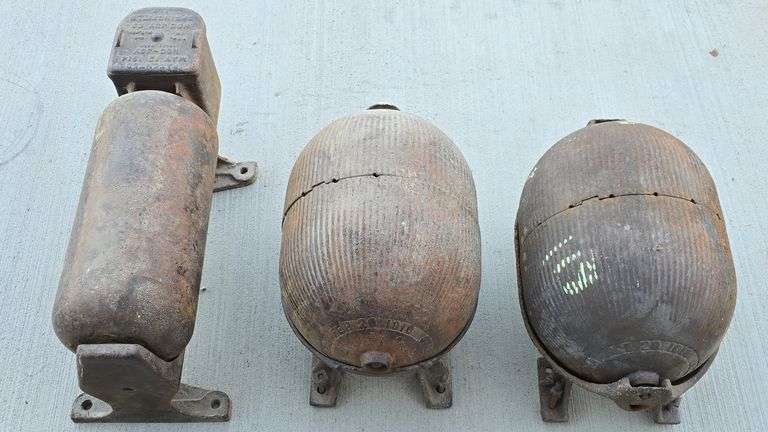 (3) Antique Cast Iron Hog Oilers 1914 & 1916 - Black And Gold Auctions
