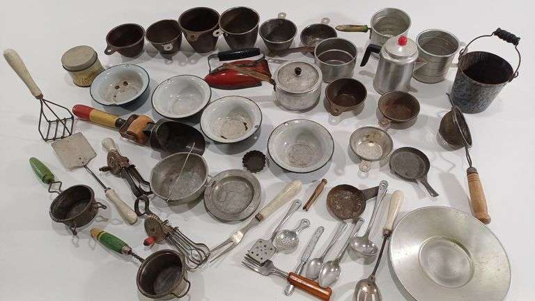 Vintage kitchenware - Black And Gold Auctions