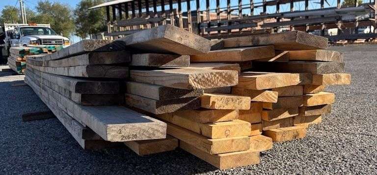 (54 Pcs) Mixed Bundle: Mostly 16’-20’ #2 Grade Spruce - Black And Gold ...