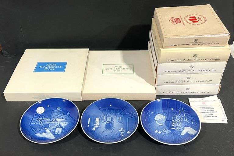 (10) Vintage Collector Plates, (7) Are Boxed - Black And Gold Auctions