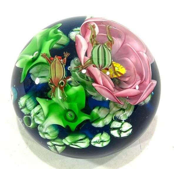 MURANO Frog & Lily Pad Art Paperweight - Black And Gold Auctions