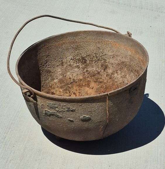 24" ANTIQUE Cast Iron Kettle/Cauldron - Black And Gold Auctions