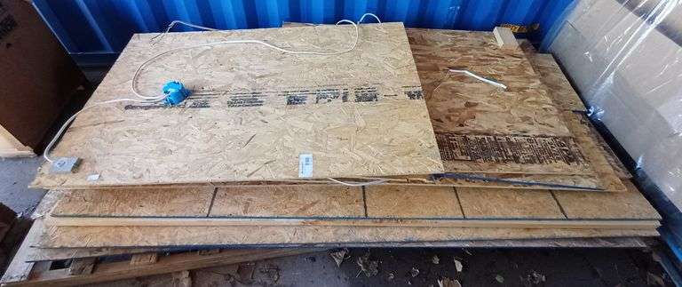 Pallet of mixes OSB 7/16 - Black And Gold Auctions