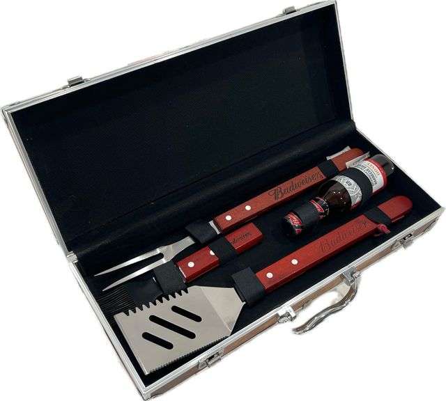 New BUDWEISER Wooden Grill Kit w/ Carrying Case & BBQ Sauce - Black And ...