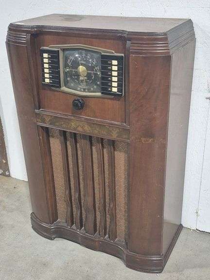 VTG Zenith Walnut Finish Floor Model Console Tube Radio - Black And ...