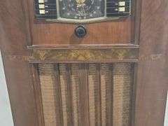 VTG Zenith Walnut Finish Floor Model Console Tube Radio - Black And ...