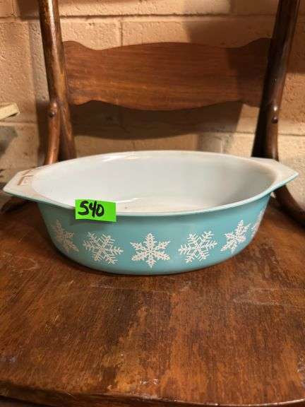Pyrex Snowflake Casserole Dish 2½ Qt - Baker Auctions & Real Estate, LLC