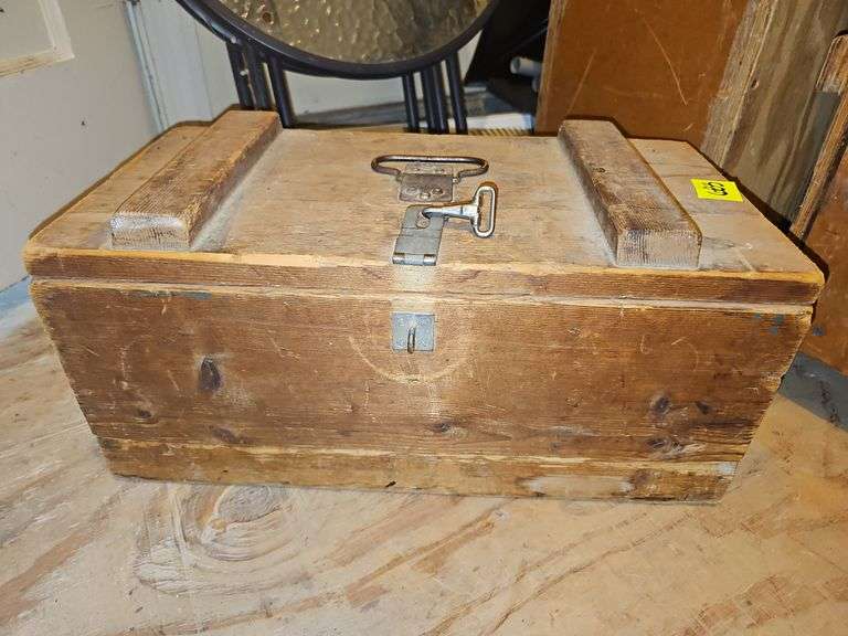 Wooden box & sander - Baker Auctions & Real Estate, LLC
