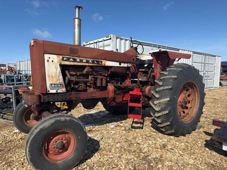 Farmall Diesel 806 Tractor - Baker Auctions & Real Estate, LLC