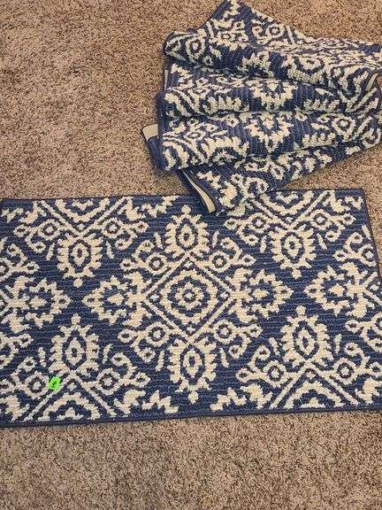 Throw rugs - Baker Auctions & Real Estate, LLC