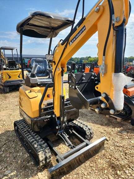 Erie Industries EM15 Mini Excavator. - Baker Auctions & Real Estate, LLC