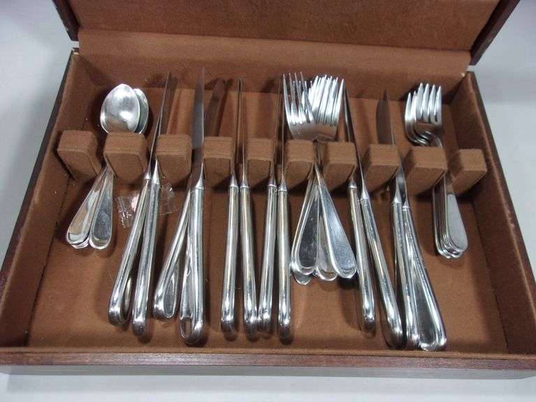 WOODEN SILVERWARE CASE: ONEIDA SILVERWARE - Bentley & Associates, LLC
