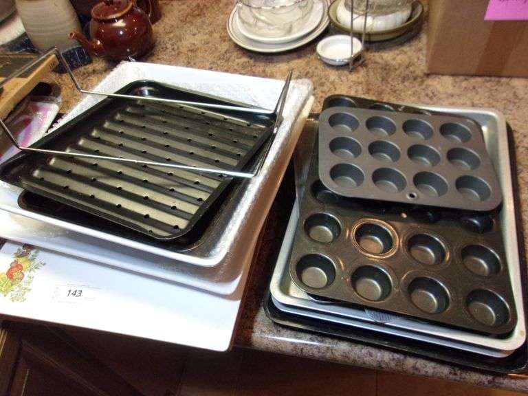 LOT: ASSORTED MUFFIN PANS, COOKIE SHEETS, PAMPERED CHEF ROUND STONE ...