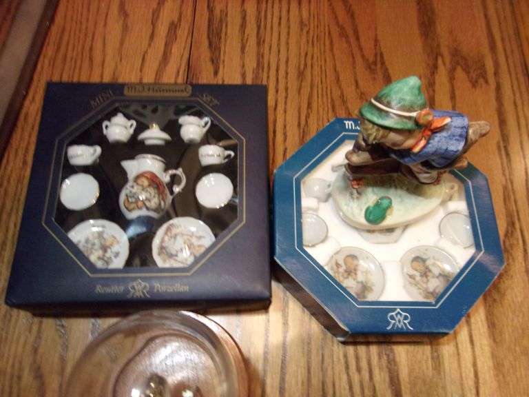 LOT: MJ HUMMEL FIGURINES - Bentley & Associates, LLC