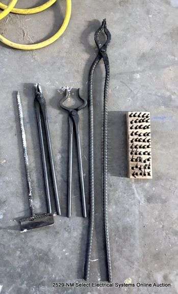 METAL DISC, METAL RODS, SMALL POT - Bentley & Associates, LLC