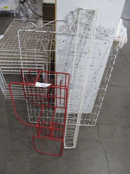LOT: WHITE METAL WALL DÉCOR W/ SMALL WHITE WIRE RACK SHELF & RED WIRE ...