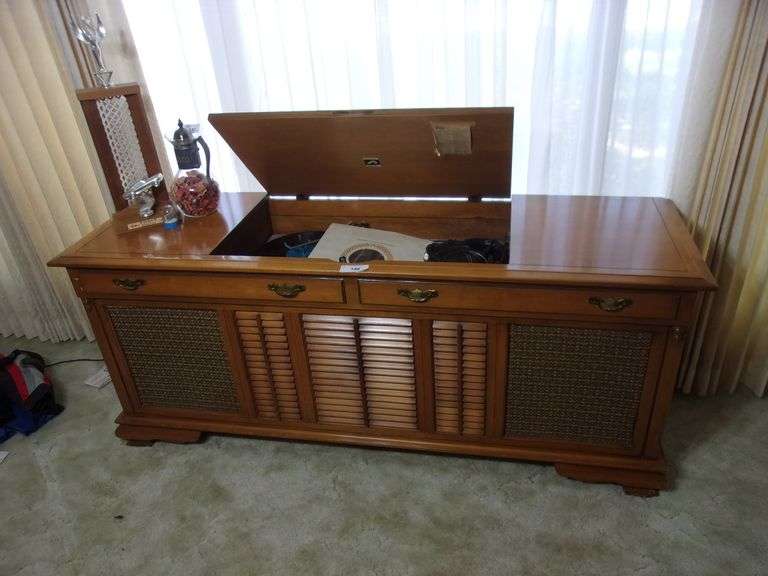VINTAGE RCA VICTOR STEREO / RECORD PLAYER CONSOLE (W/ CONTENTS ...
