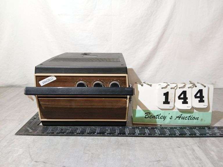 ROSS 8-TRACK PORTABLE STEREO PLAYER MODEL 3800 - Bentley & Associates, LLC
