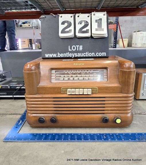 VINTAGE 1940'S PHILCO WOOD TUBE TABLE RADIO - Bentley & Associates, LLC