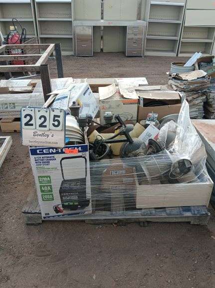 PALLET: ASSORTED HARDWARE - LIGHT FIXTURES - Bentley & Associates, LLC