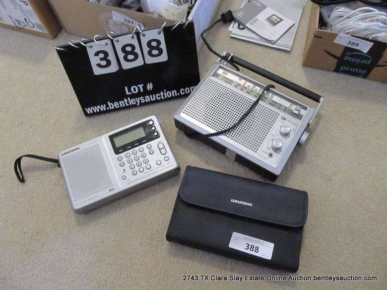 LOT: (2) VINTAGE SMALL PORTABLE RADIOS - Bentley & Associates, LLC