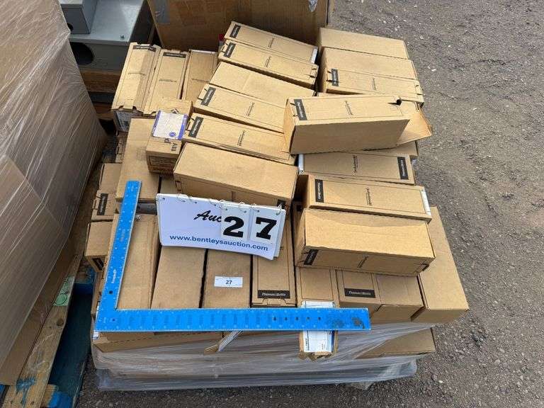PALLET: MISC CONNECTOR PLUGS - Bentley & Associates, LLC