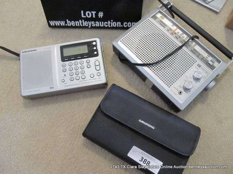 LOT: (2) VINTAGE SMALL PORTABLE RADIOS - Bentley & Associates, LLC