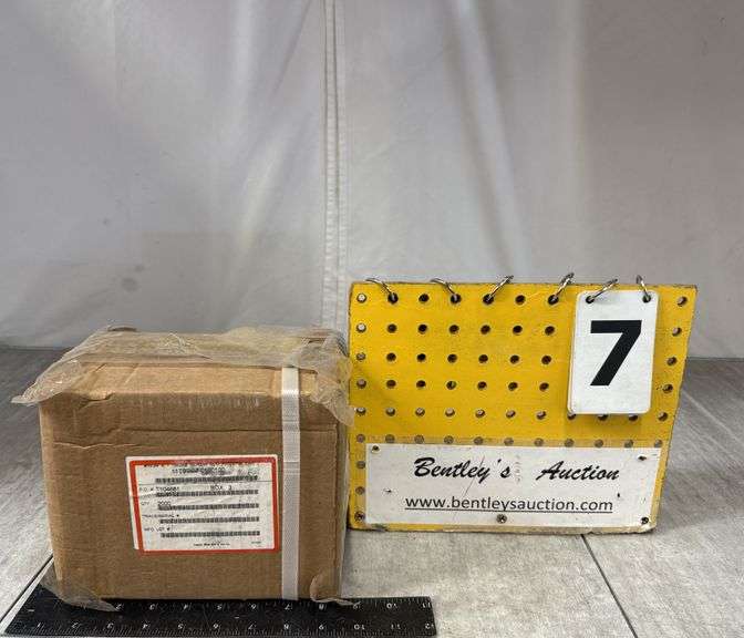 BOX: HEADS & THREADS INTERNATIONAL 10-24X1" THUMB SCREWS - Bentley ...