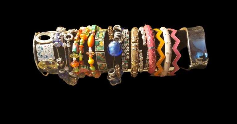 Assorted style bracelets - Bid-Assets Online Auctions